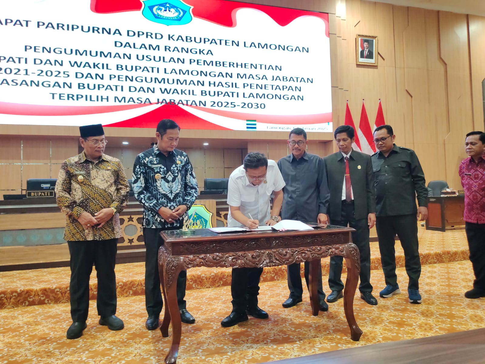 DPRD Lamongan Berhentikan sekaligus Umumkan Penetapan Pak Yes sebagai Bupati Terpilih 2025-2030 ...